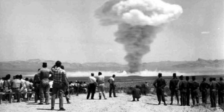 Essai nucléaire français, la « Gerboise Bleue », dans le Sahara ...